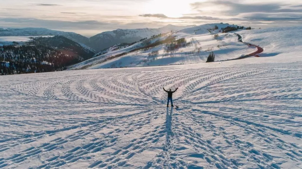 Simon Beck facendo un debuxo de neve en 2017. Cortesía de Simon Beck.