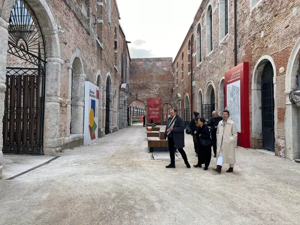 La squadra del padiglione all'Arsenale di Venezia a fine marzo, dove sarà installato il padiglione ucraino. Mentre Lanko guidava verso Venezia, ricevette una telefonata da Tecnolegno Allstimenti, un'azienda con sede a Milano, che le offriva aiuto per l'eccezionale produzione dell'opera. Foto: Iryna Miroshnikva.