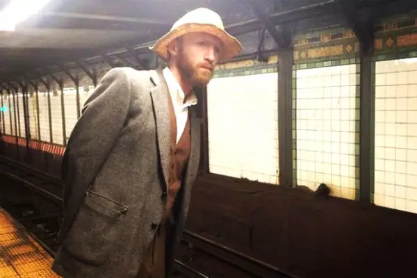 Robert Reynolds wacht op de metro in New York Foto via: DNAinfo