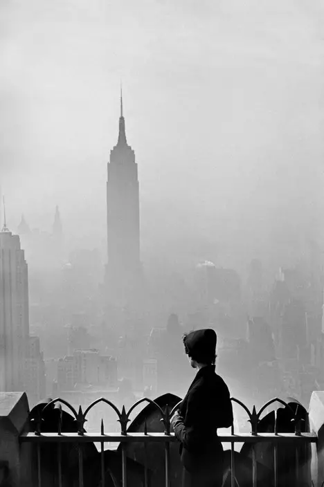 אליוט ארוויט, ניו יורק (1955). ©Elliott Erwitt/Magnum Photos, באדיבות Augusta Edwards Fine Art.