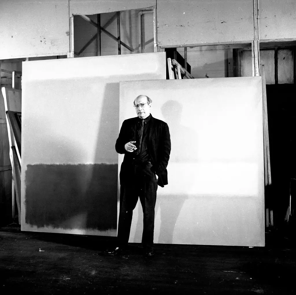 Abstract Expressionist artist Mark Rothko (1903-1970), i le taimi o lana faaaliga MoMA, New York City, Mati 1961. Ata na saunia e Ben Martin / Getty Images.