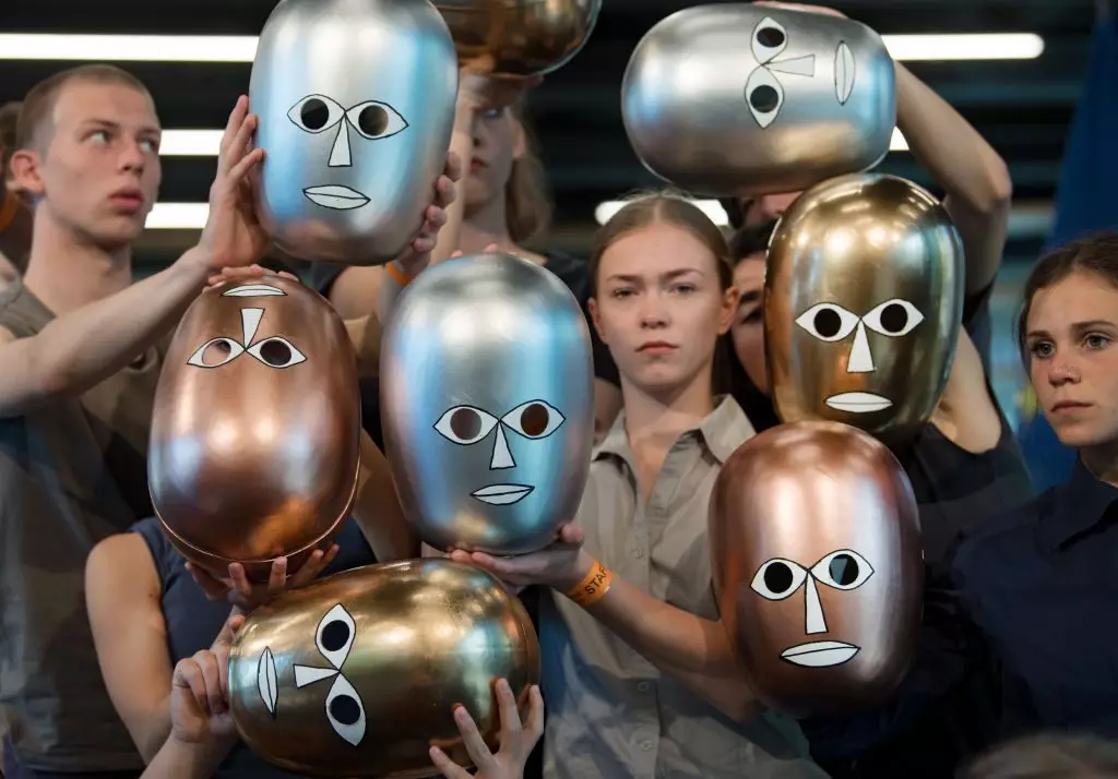 Studenten dansen op de opening van het Bauhaus Museum Dessau met toneelmaskers, die teruggaan naar Oskar Schlemmer en het Bauhaus. Foto door Hendrik Schmidt/fotoalliantie via Getty Images.