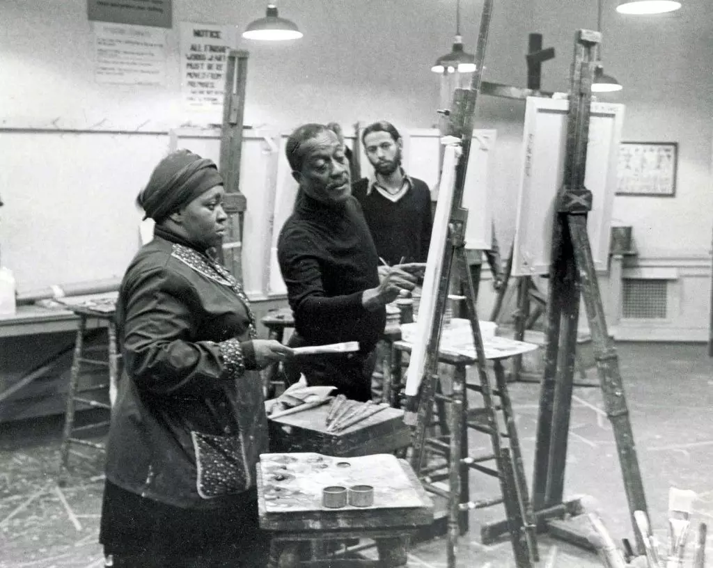 Norman Lewis i estudiants de la Art Students League de Nova York. Foto cortesia de la Art Students League de Nova York.