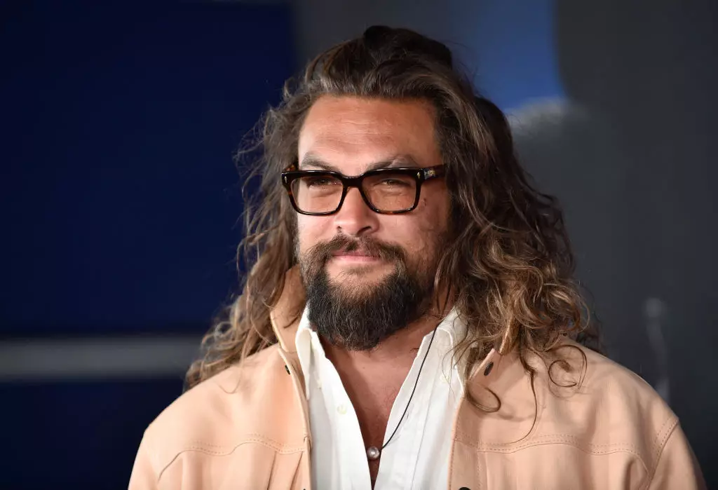 Litaba tsa Indasteri ea Bonono: Naleli ea 'Aquaman' Jason Momoa o ile a Leketla ho oma ka lebaka la ho beha Maoto a Illicit Sistine Chapel ho Instagram + Lipale tse ling