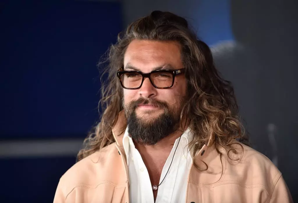 Jason Mamoa menghadiri pemutaran perdana Los Angeles