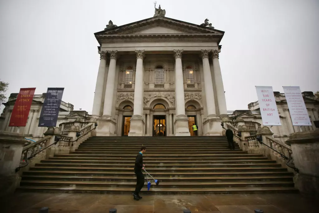 თანამშრომელი ასუფთავებს ნაბიჯებს Tate Britain-ში ლონდონში. ფოტო პიტერ მაკდიარმიდის / Getty Images.