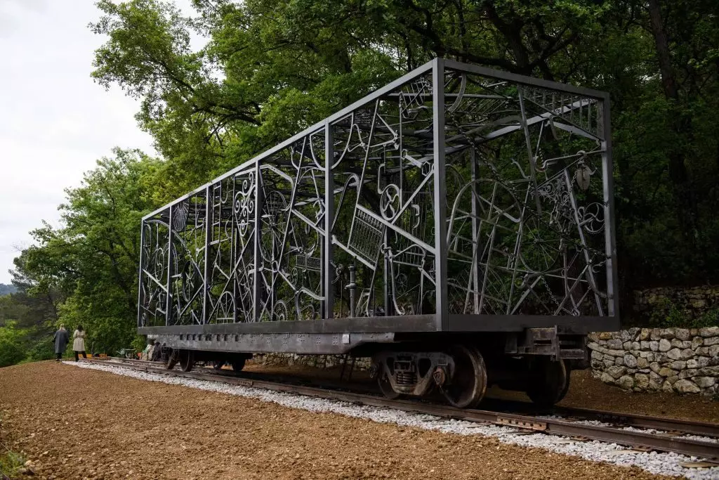 Bob Dylan's Rail Tsheb ntawm Art Center ntawm Chateau la Coste ntawm Le Puy-Sainte Reparade, sab hnub tuaj Fabkis. (Duab los ntawm CLEMENT MAHOUDEAU / AFP ntawm Getty Images)