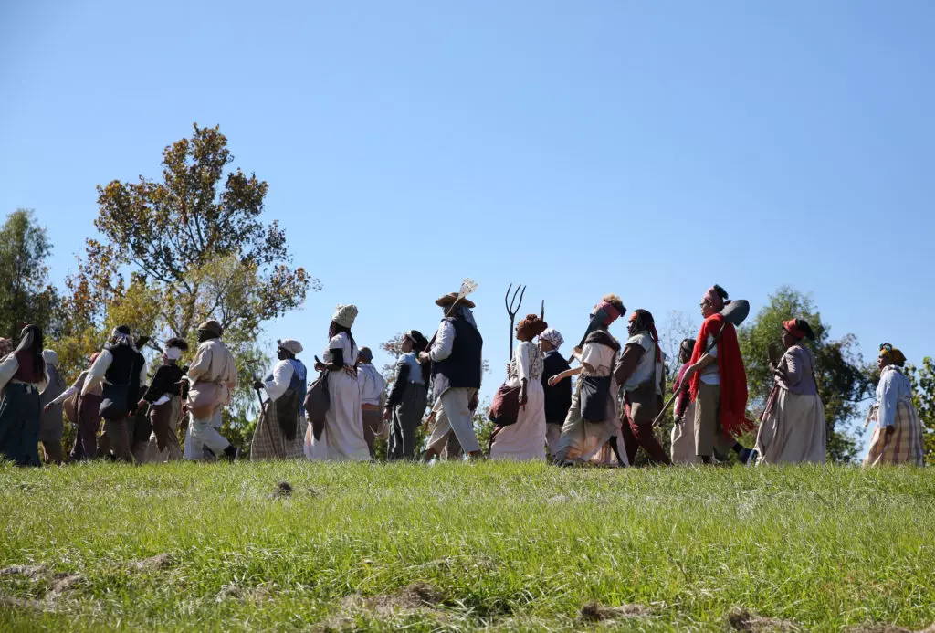 Reenactors ຫວນຄືນເສັ້ນທາງຂອງການກະບົດຂ້າທາດທີ່ໃຫຍ່ທີ່ສຸດໃນປະຫວັດສາດຂອງສະຫະລັດໃນວັນທີ 09 ພະຈິກ 2019 ທີ່ເມືອງ New Orleans, ລັດ Louisiana. (ຮູບໂດຍ Marianna Massey / Getty Images)