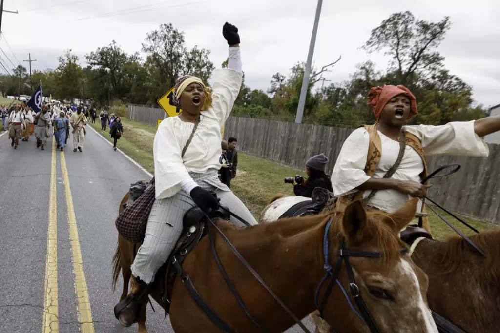 Reenactors marching ngaliwatan jalur 26-mil ngaliwatan Louisiana. Kostum dirancang ku Alison Parker, poto: Soul Brother. Kahadean tina SRR.