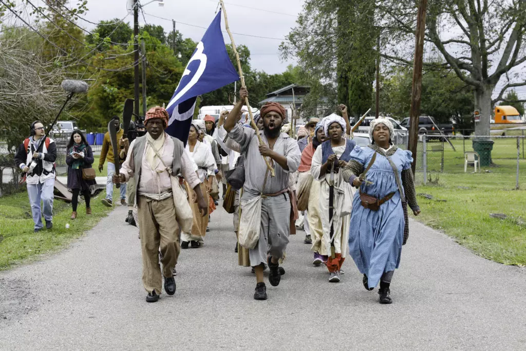 Reenactors marxant pel camí de 26 milles a través de Louisiana. Vestuari dissenyat per Alison Parker, Foto: Soul Brother. Cortesia de SRR.