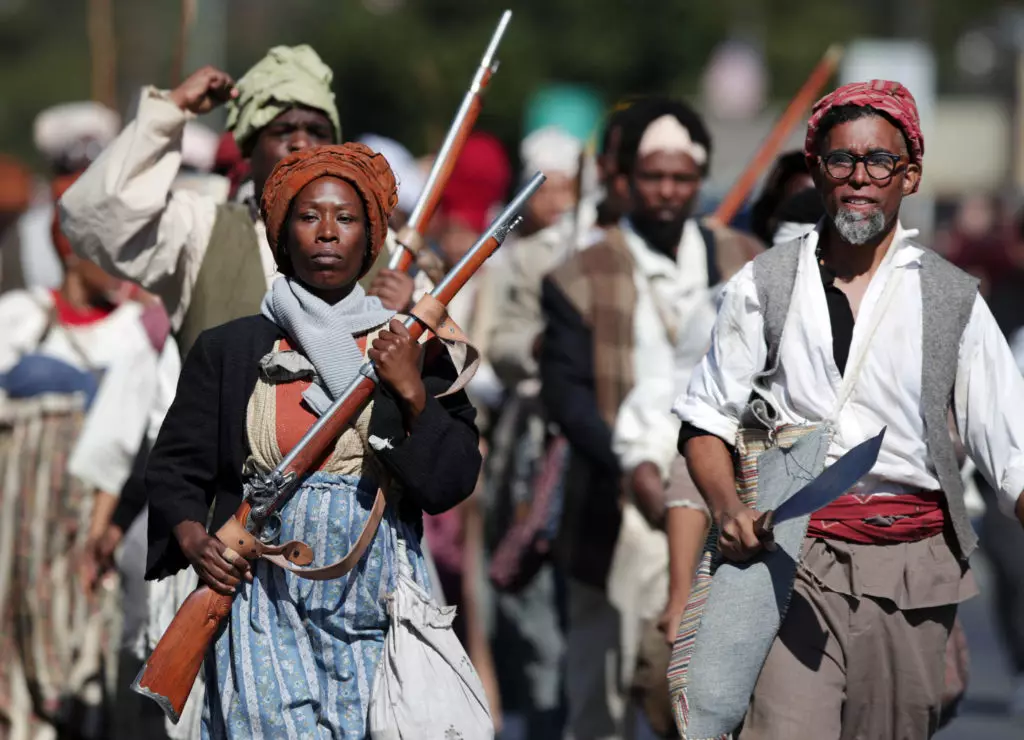 Reenactors ngalacak deui jalur salah sahiji pemberontakan budak panggedéna dina sajarah AS dina 09 Nopémber 2019 di New Orleans, Louisiana. (Poto ku Marianna Massey / Getty Images)