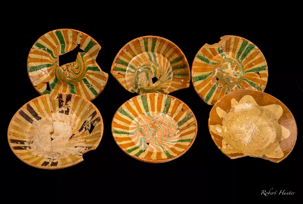 Tiştên xemilandî yên ji kombûnek berbiçav a seramîkên slipware yên sedsala 18-an di dema kolandinek arkeolojîk a li Philadelphia de hatin dîtin. Wêne ji Robert Hunter hatî wergirtin.