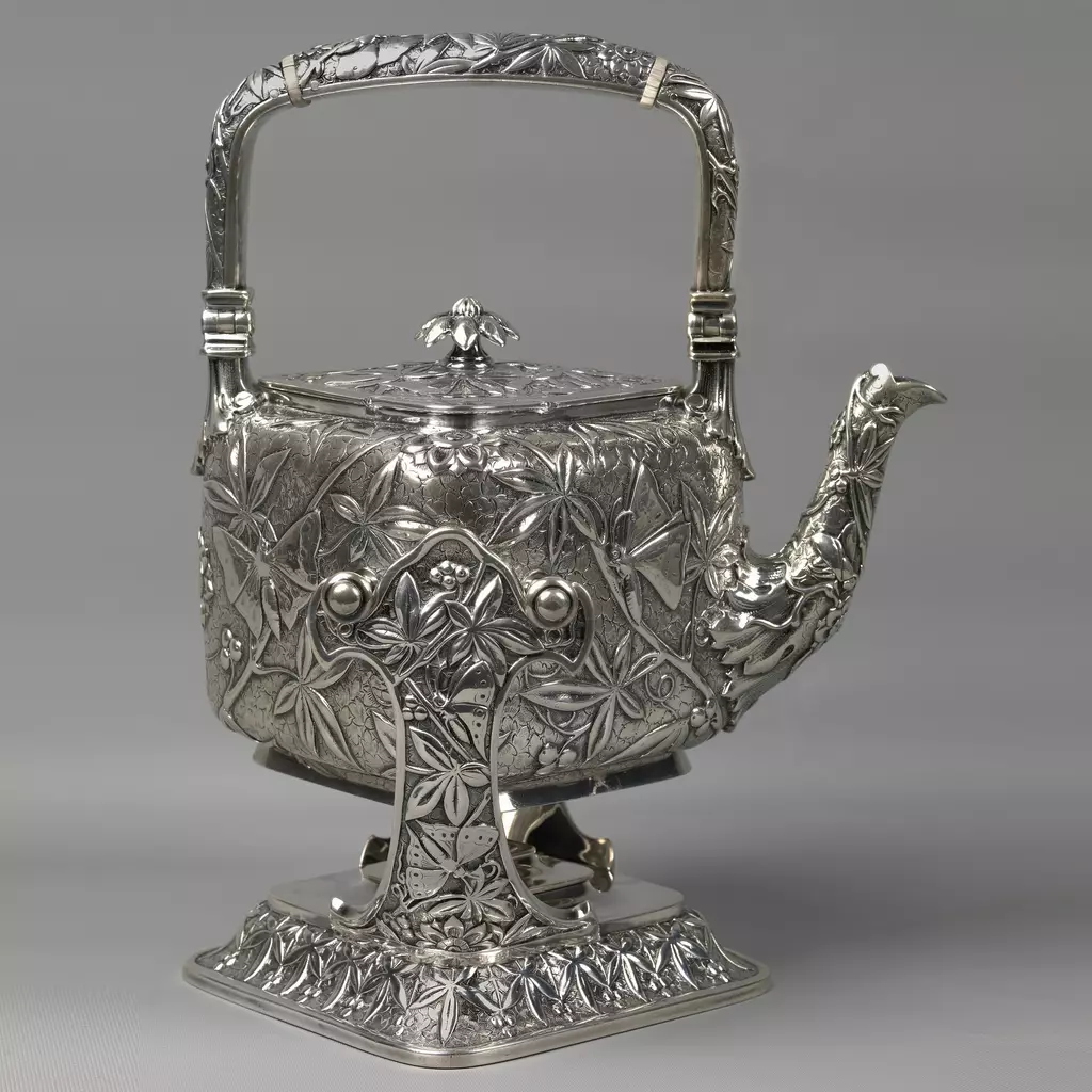 Tea Kettle And Stand (USA), 1888 novokarin'i Dominick sy Haff, New York. Sary avy amin'ny Cooper Hewitt Smithsonian Design Museum.