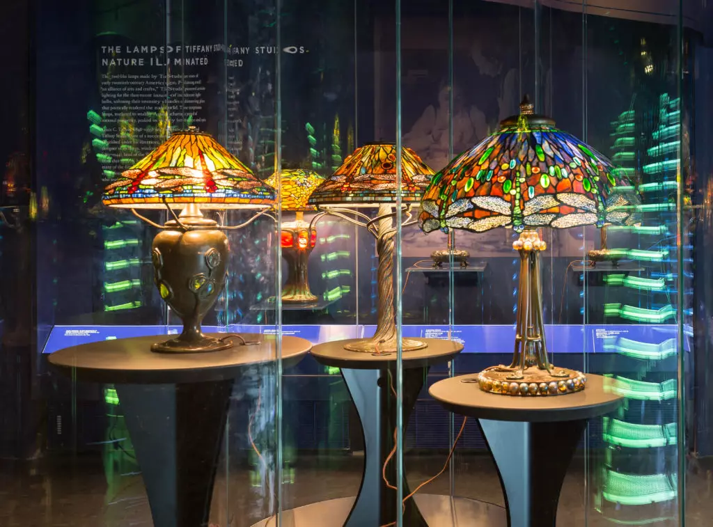 Meerdere voorbeelden van de Dragonfly-schaduw in de Gallery of Tiffany Lamps van de New-York Historical Society. Met dank aan de New-York Historical Society/Corrado Serra.