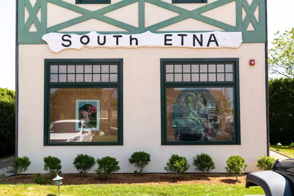 Vedere exterioară a Etnei de Sud Montauk, cu semn pictat manual de Julian Schnabel. Prin amabilitatea artistului și a South Etna Montauk.