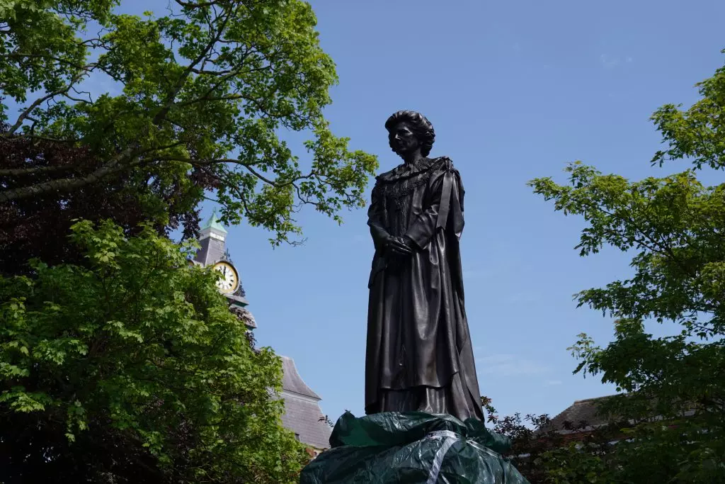 La estatua recién instalada de la baronesa Margaret Thatcher en su ciudad natal de Grantham, Lincolnshire, después de ser incitada el domingo. Foto de Joe Giddens/PA Images vía Getty Images