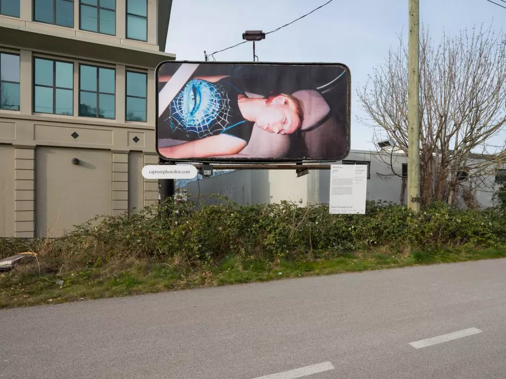 Kanadier fanden Steven Shearers Plakate mit schlafenden Menschen so gruselig, dass ein Fotofestival in Vancouver sie verdecken musste 8928_3