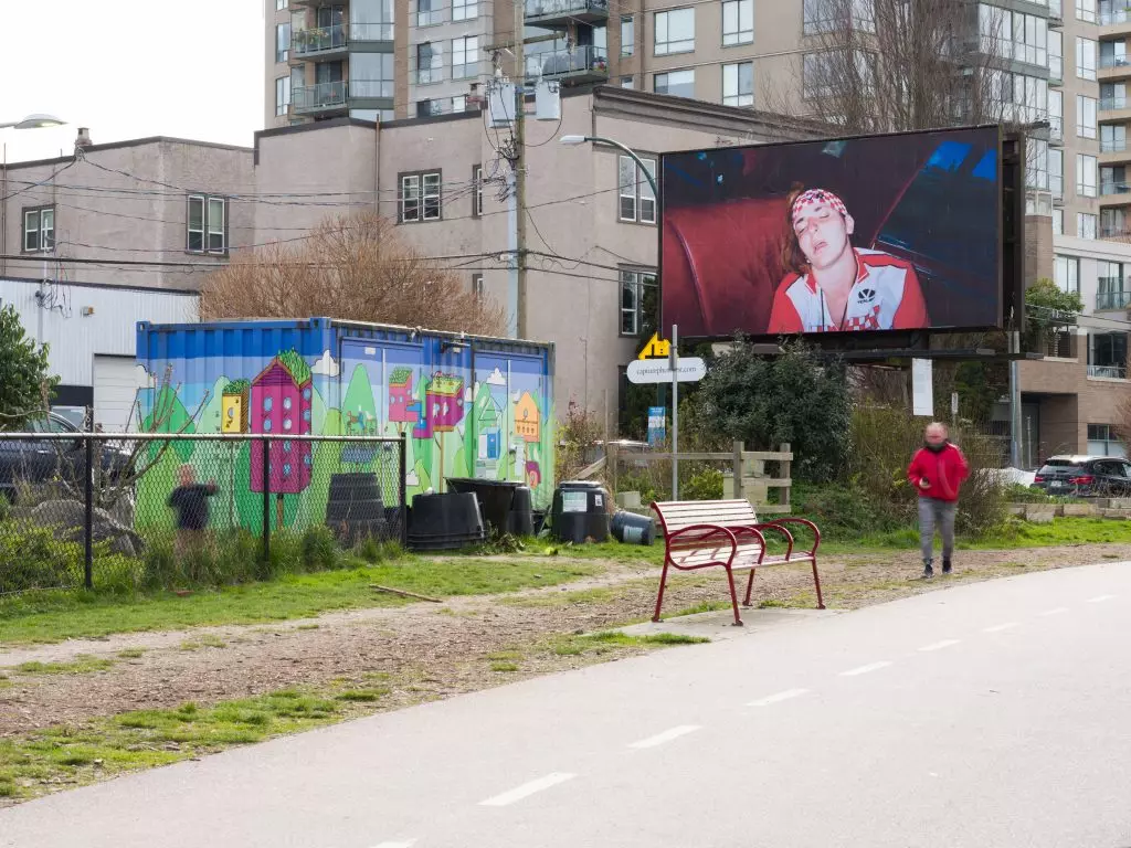 Kanadier fanden Steven Shearers Plakate mit schlafenden Menschen so gruselig, dass ein Fotofestival in Vancouver sie verdecken musste 8928_6