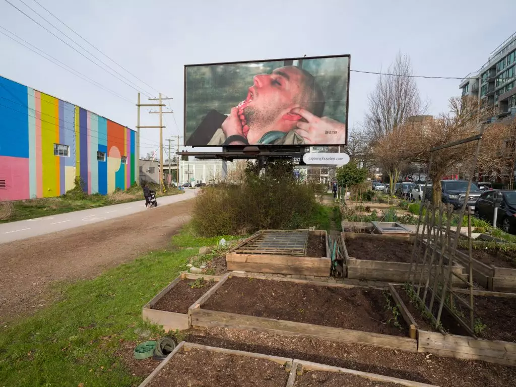 Kanadiečiai rado Steveno Shearerio reklaminius stendus, kuriuose žmonės miega taip siaubingai, kad Vankuverio nuotraukų festivalis turėjo juos uždengti 8928_7