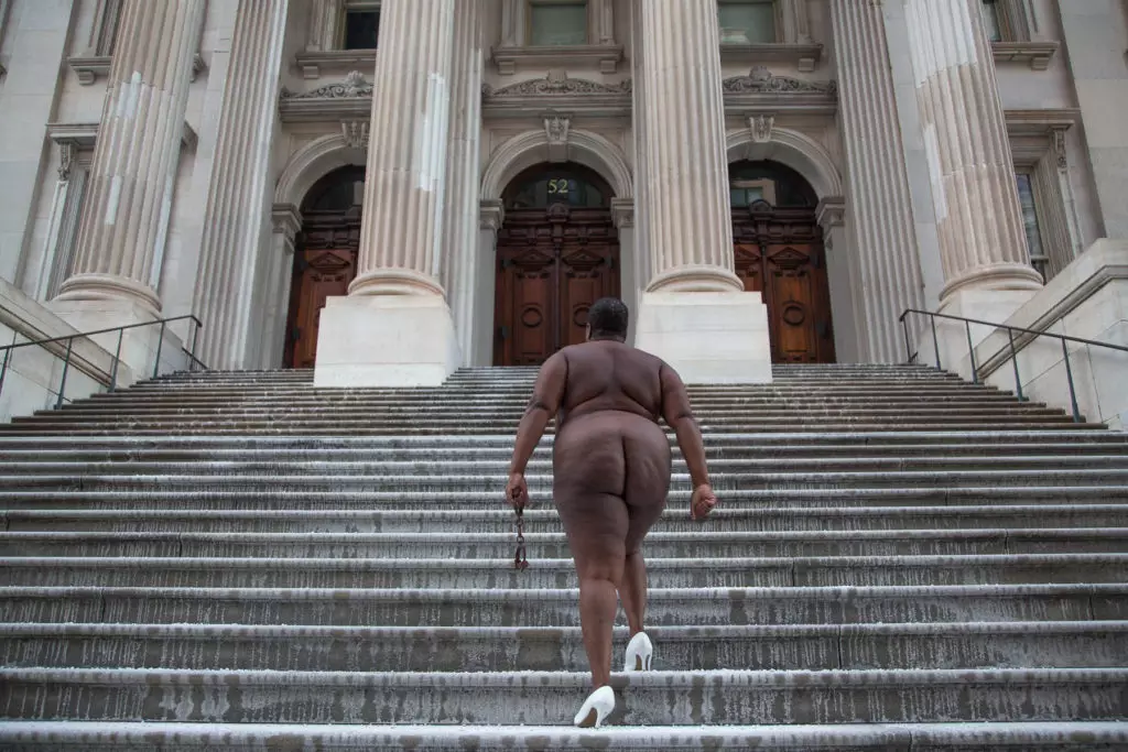 Nona Faustine, över hennes döda kropp. Foto med tillstånd av Steven Kasher Gallery.