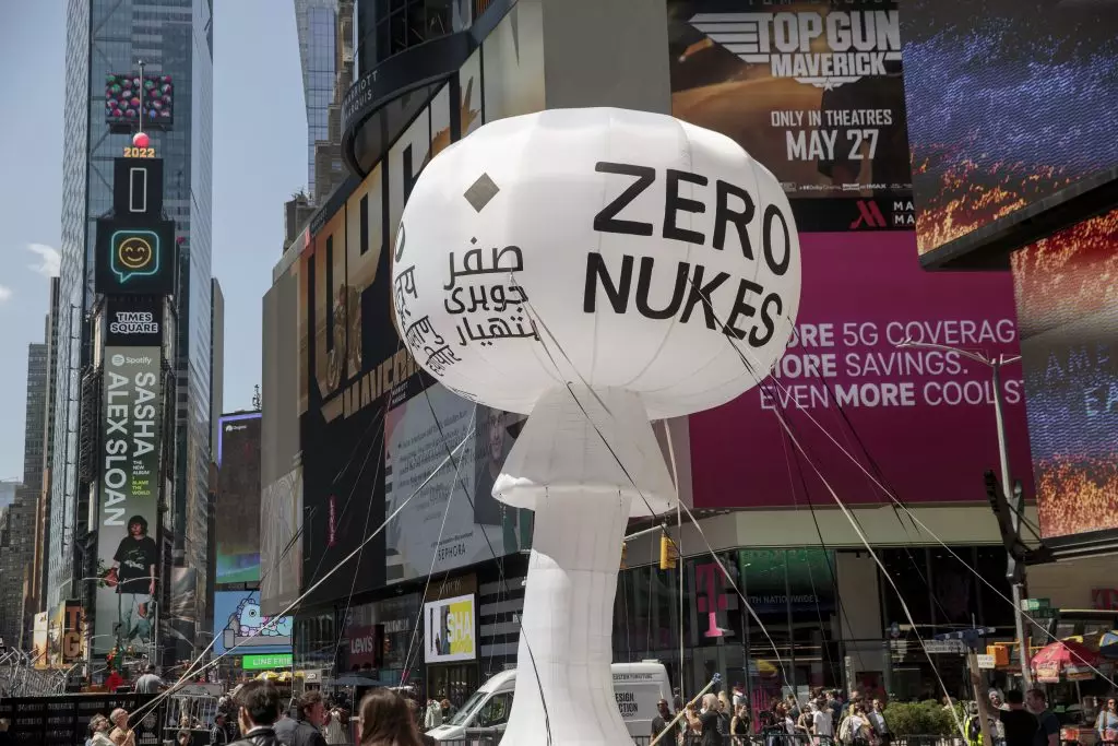 Pedro Reyes, ZERO NUKES (2020) a Times Square-en. A fotó a Times Square Arts jóvoltából.