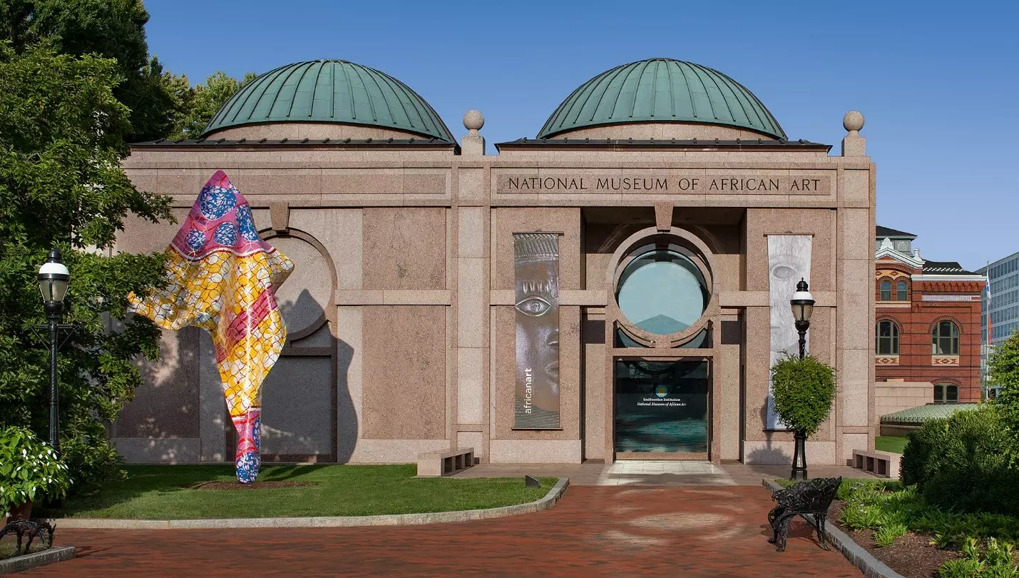 I lalo o se Faiga Faʻavae Fou, o le a Mafaufau le Smithsonian i le Amiotonu, Nai lo le Faʻatulafonoina, popolega pe a feagai ma le toe faʻaleleia o tagi.