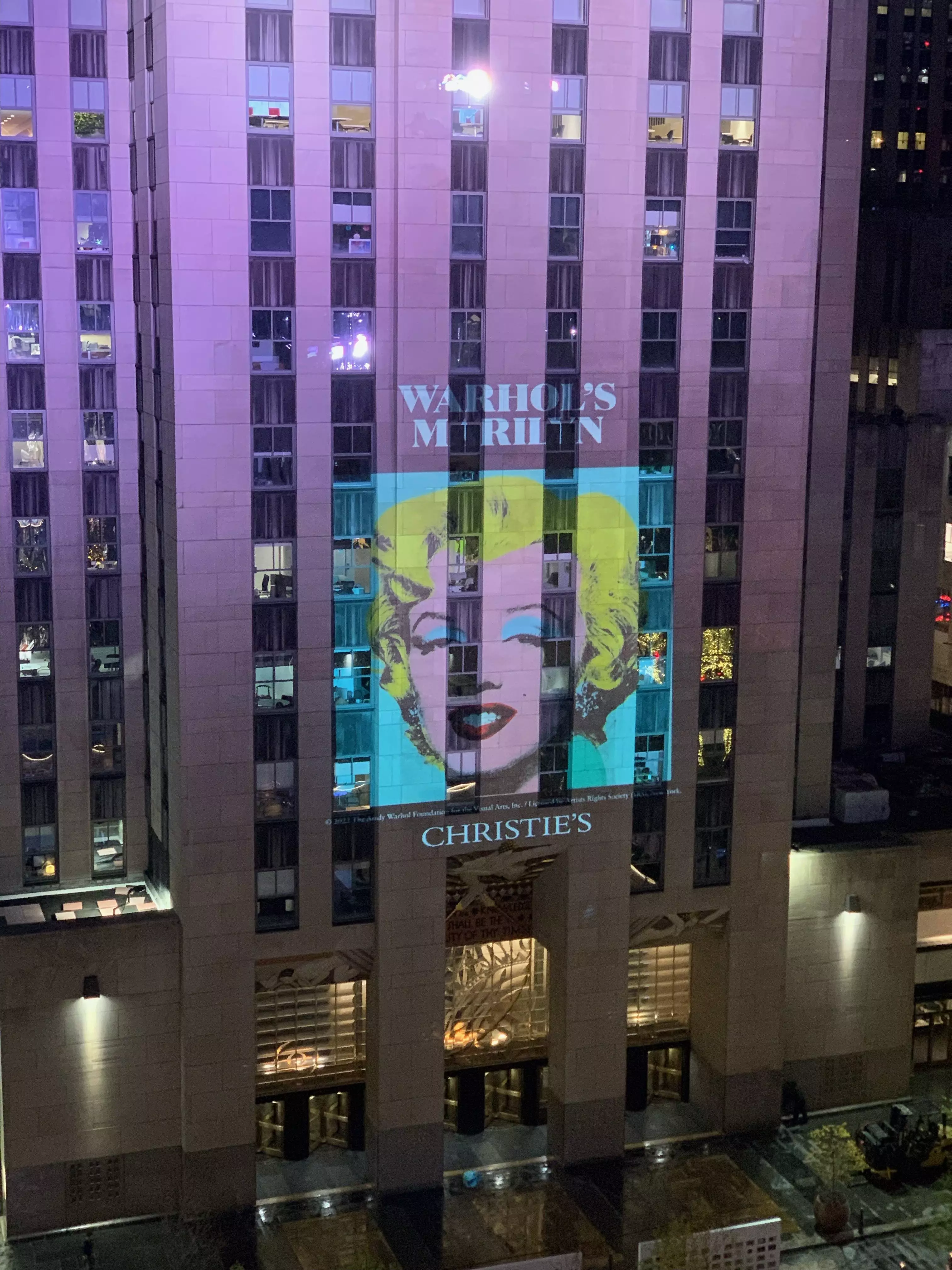 Per le prossime due settimane, Christie's Will proietterà il ritratto di Marilyn Monroe di Andy Warhol sulla facciata del Rockefeller Center