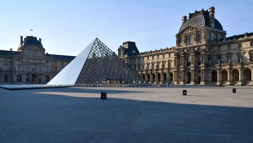 Kianja tsy fahita firy eo anoloan'ny tranombakoka Louvre nandritra ny fanakatonana an'i Paris. Sary avy amin'i Frédéric Soltan/Corbis tamin'ny alàlan'ny Getty Images.