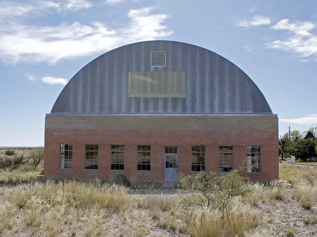 Karin bayani na Donald Judd zuwa Rumbun Makamai a Gidauniyar Chinati, Marfa Texas. Hoto daga Carol M. Highsmith/Buyenlarge/Hotunan Getty.