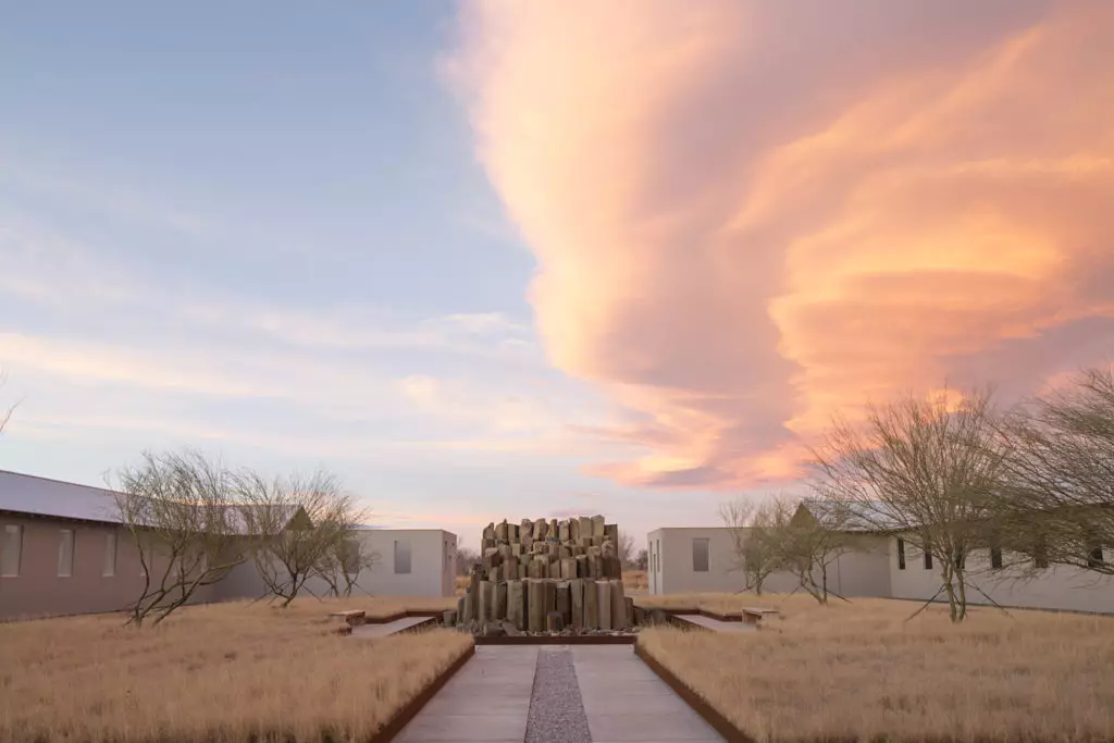 Robert Irwin, sem título (do amanhecer ao anoitecer) (2016). Foto por Alex Marks. Cortesia da Fundação Chinati e Robert Irwin.