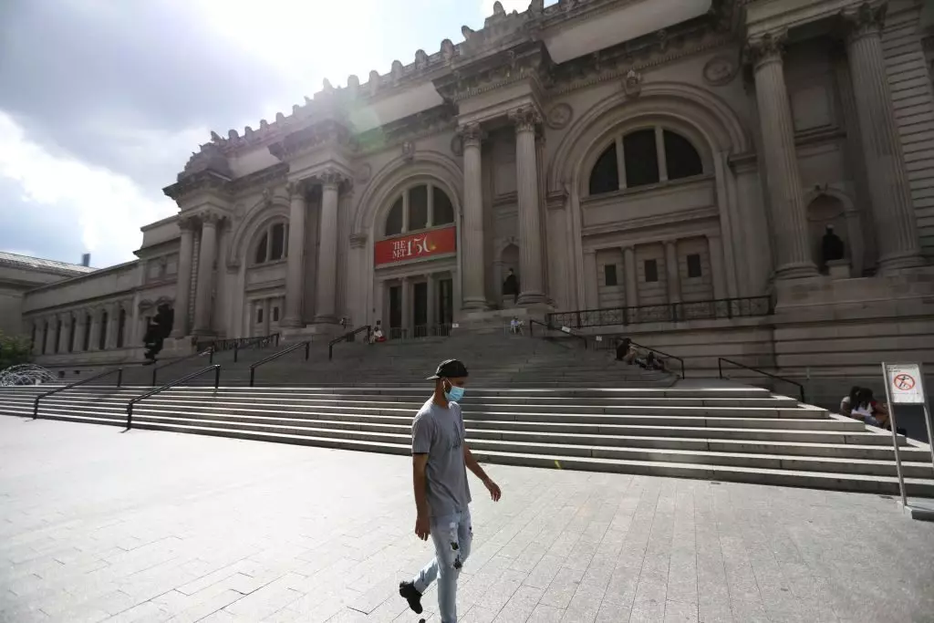 Piyada Nyu Yorkdakı Metropolitan İncəsənət Muzeyinin yanından keçir, 18 avqust 2020-ci il. Getty images vasitəsilə Wang Ying/Xinhua tərəfindən fotoşəkil.