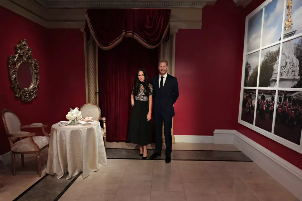 Madame Tussauds New York은 2018년 5월 9일 해리 왕자와 함께 있는 Meghan Markle 피규어를 공개했습니다. 사진 제공: Cindy Ord/Getty Images for Madame Tussauds.