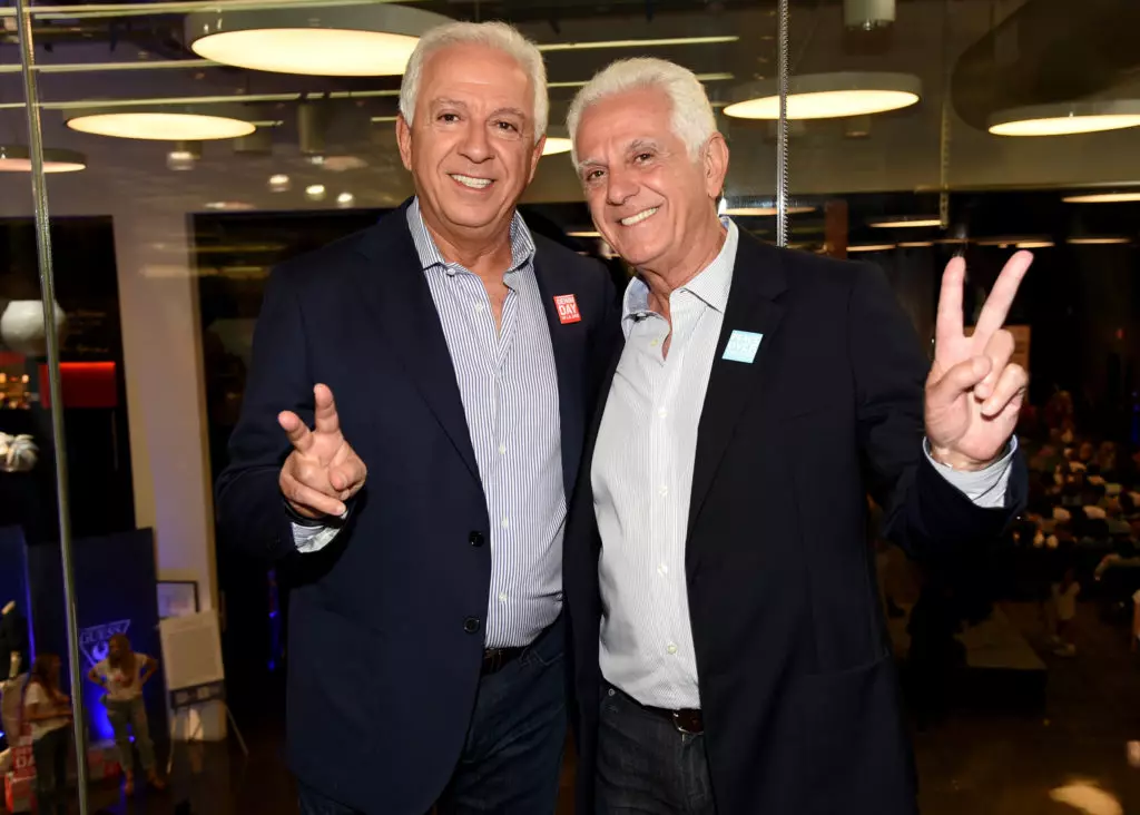 Paul Marciano (levo) in Maurice Marciano. Fotografija Jason Merritt/Getty Images za GUESS?.