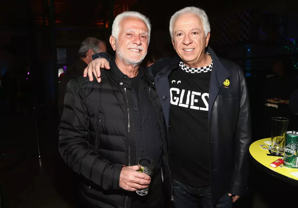 Maurice Marciano (kiri) dan Paul Marciano. Foto oleh Tommaso Boddi/Getty Images untuk GUESS.