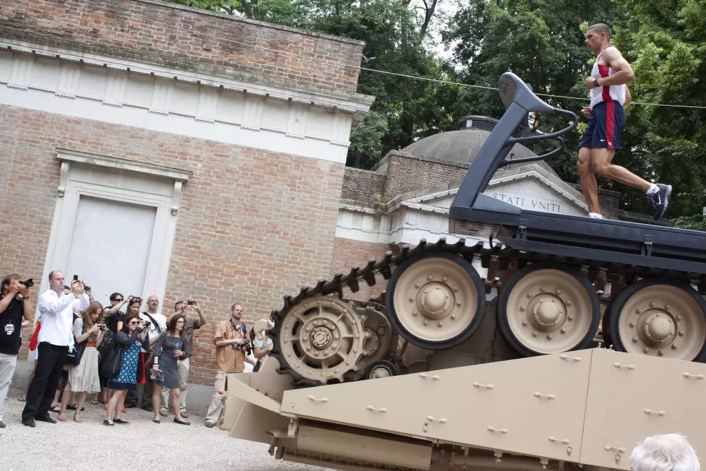 Karya Jennifer Allora dan Guillermo Calzadilla di pavilion Amerika Syarikat semasa Biennale Seni Antarabangsa pada 2 Jun 2011 di Venice, Itali. (Foto oleh Massimo Di Nonno/Getty Images)