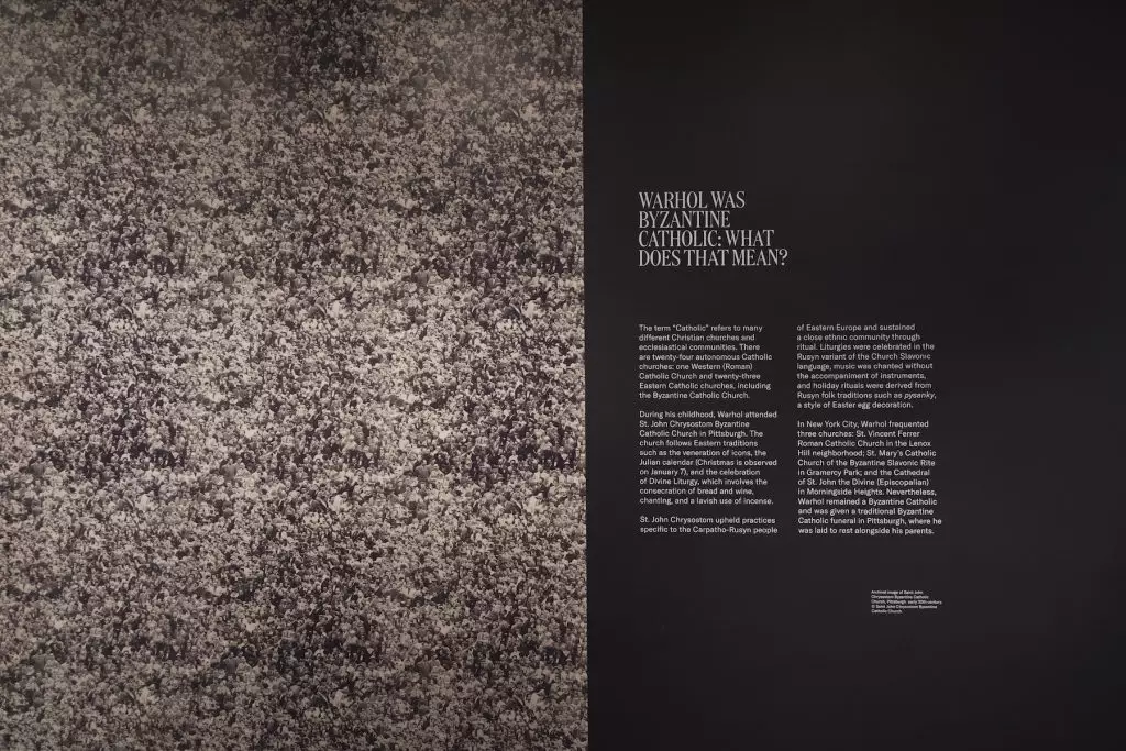 Installationsansicht für „Andy Warhol: Revelation“ im Brooklyn Museum, 19. November 2021–19. Juni 2022. (Foto: Jonathan Dorado, Brooklyn Museum. Kunstwerke von Andy Warhol © 2021 The Andy Warhol Foundation for the Visual Arts, Inc. /Lizenziert von der Artists Rights Society (ARS), New York.