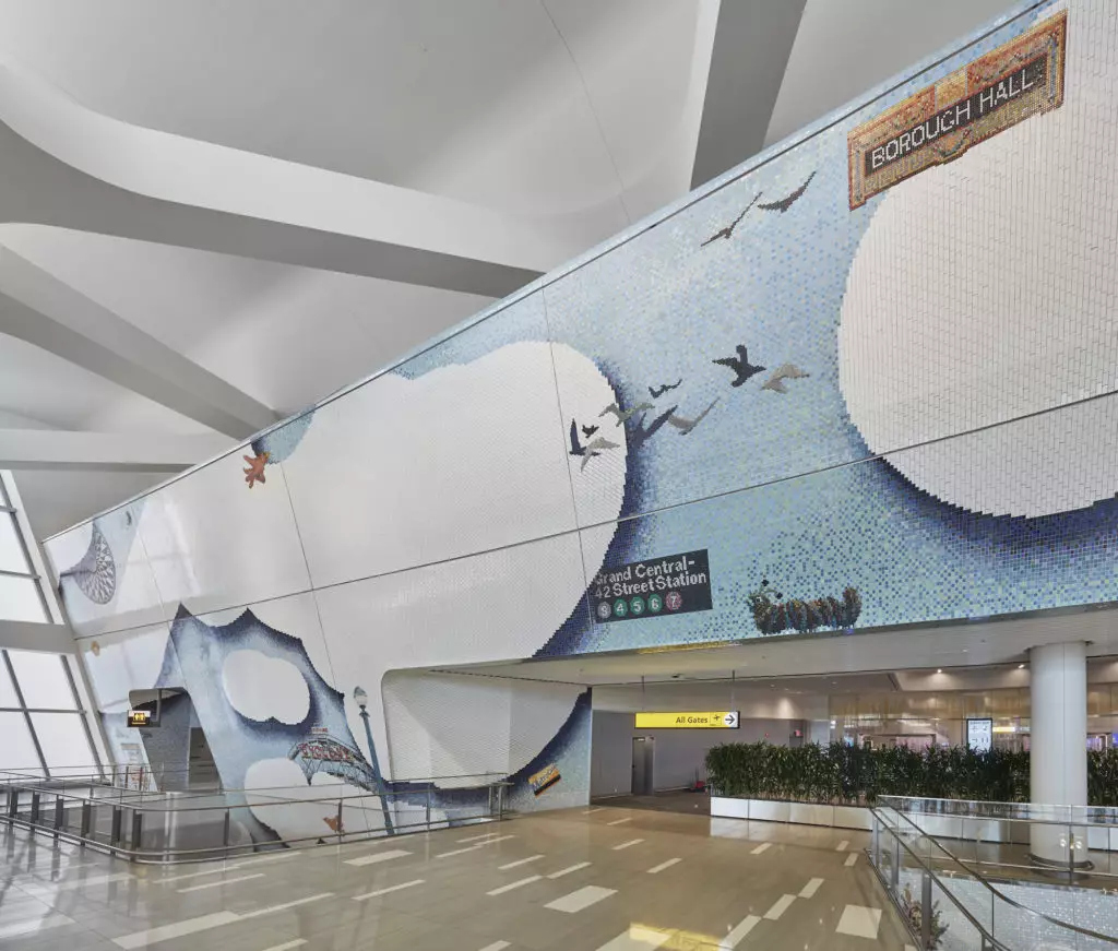 Laura Owens, Ini [pizza emoji] NY (2020). Yakagadzwa neLaGuardia Gateway Partners mukubatana nePublic Art Fund yeLaGuardia Airport's Terminal B. Mufananidzo naTom Powel Imaging, neruremekedzo rwemuimbi; Gavin Brown’s Enterprise, New York, Rome; Sadie Coles HQ, London; uye Galerie Gisela Capitan, Cologne.