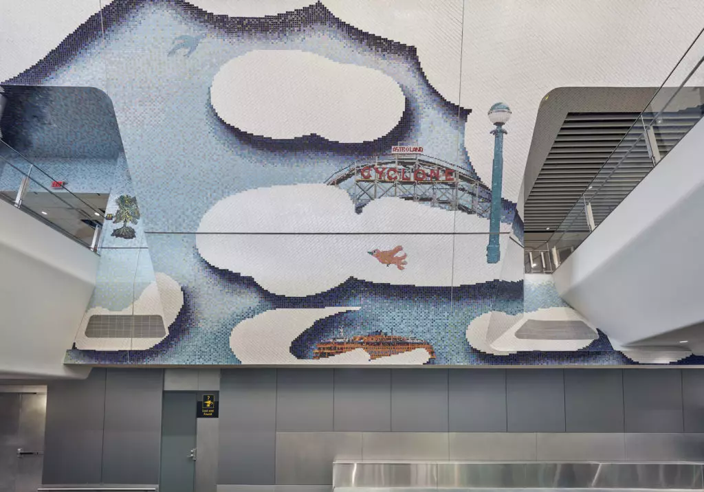 Laura Owens, Ini [pizza emoji] NY (2020). Yakagadzwa neLaGuardia Gateway Partners mukubatana nePublic Art Fund yeLaGuardia Airport's Terminal B. Mufananidzo naTom Powel Imaging, neruremekedzo rwemuimbi; Gavin Brown’s Enterprise, New York, Rome; Sadie Coles HQ, London; uye Galerie Gisela Capitan, Cologne.