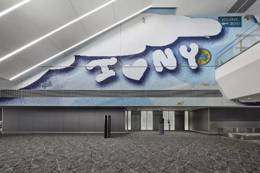 Laura Owens, Yo [emoji de pizza] NY (2020). Encargado por LaGuardia Gateway Partners en asociación con Public Art Fund para la Terminal B del Aeropuerto LaGuardia. Foto de Tom Powel Imaging, cortesía del artista; Enterprise de Gavin Brown, Nueva York, Roma; sede de Sadie Coles, Londres; y Galerie Gisela Capitan, Colonia.