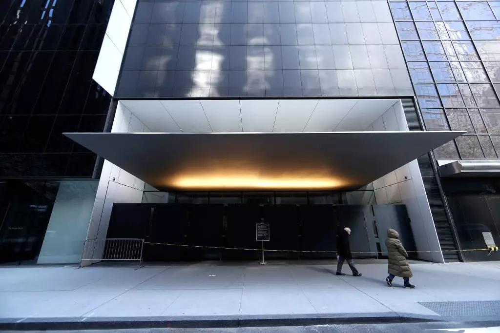 Den forreste indgang til Museum of Modern Art (MoMa) er lukket, da byen forsøger at bremse coronavirus gennem social distancering den 22. marts 2020 i New York City. Foto: John Lamparski/Getty Images.