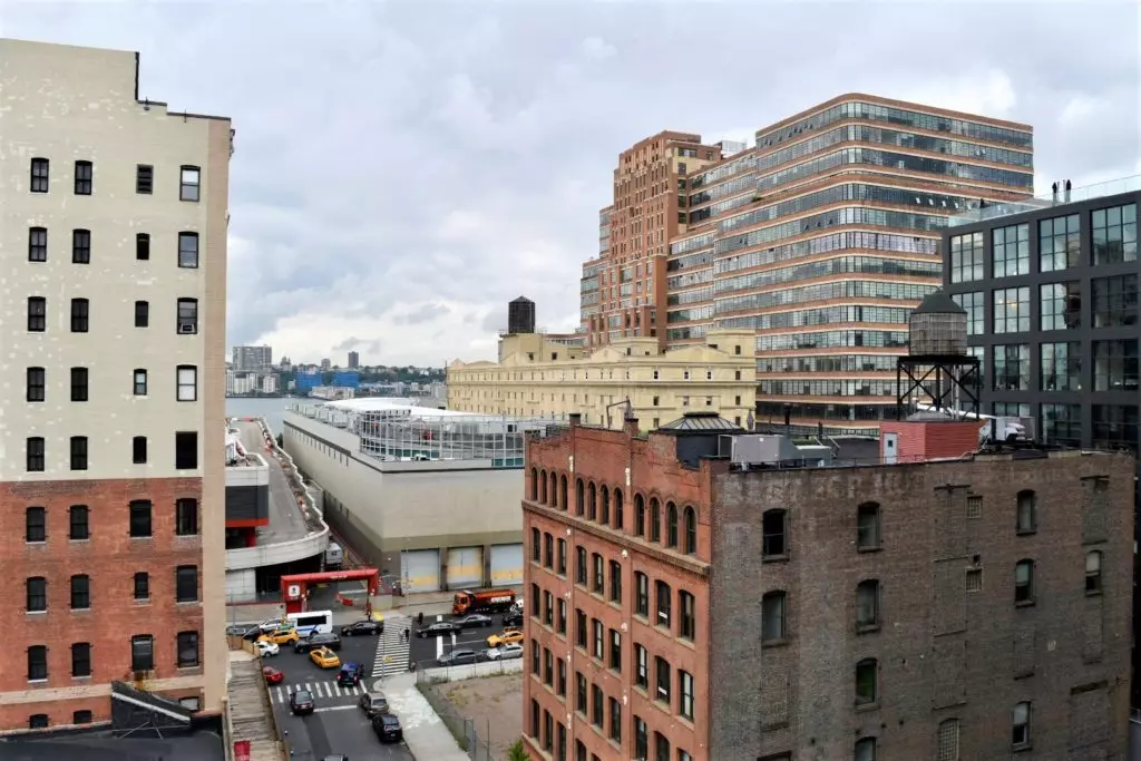 Vue depuis le pont de sculptures en plein air de la nouvelle galerie Pace.