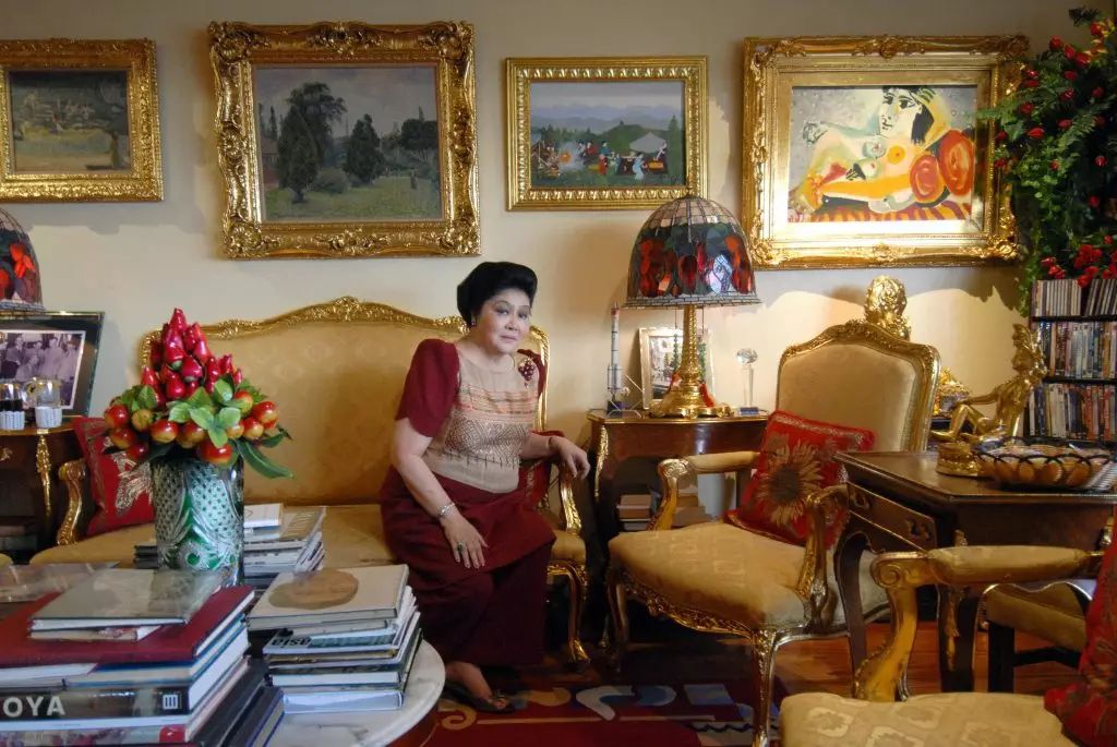 Nettledere har nettopp oppdaget et ganske mistenkelig Picasso-maleri over Imelda Marcos' sofa 943_1