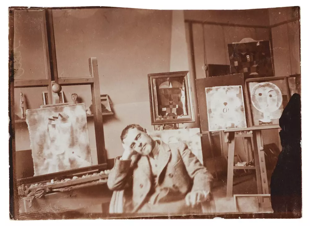 Paul Klee in his atelier, Bauhaus Weimar, 1923. រូបថតដោយ Felix Klee ។ Zentrum Paul Klee ។ អំណោយរបស់គ្រួសារ Klee ។ © Klee-Nachlassverwaltung Hinterkappelan ។ មានការអនុញ្ញាតពី Zentrum Paul Klee, Bern, បណ្ណសាររូបភាព។