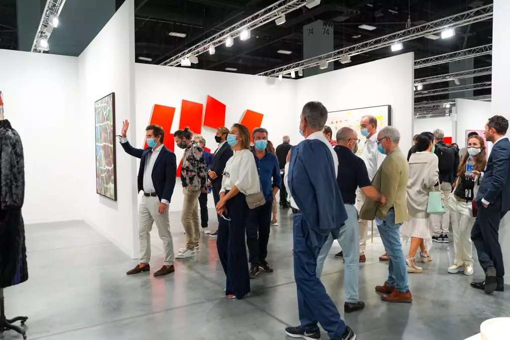 Gian hàng của Kurimanzutto Gallery tại bản xem trước VIP cho Art Basel Miami Beach vào ngày 30 tháng 11 năm 2021. (Ảnh của Sean Zanni / Patrick McMullan qua Getty Images)