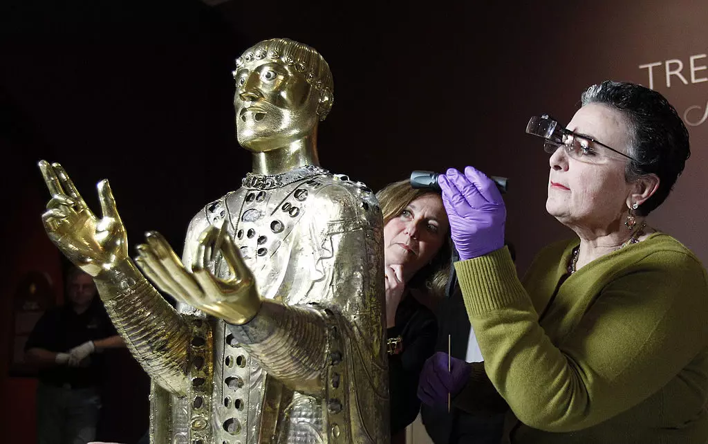 Shelley Paine, conservator van objecten in het Cleveland Museum of Art, inspecteert de French National Treasure in het Cleveland Museum of Art op 8 november 2010 in Cleveland, Ohio. Foto door David Maxwell/Getty Images voor Cleveland Museum of Art.