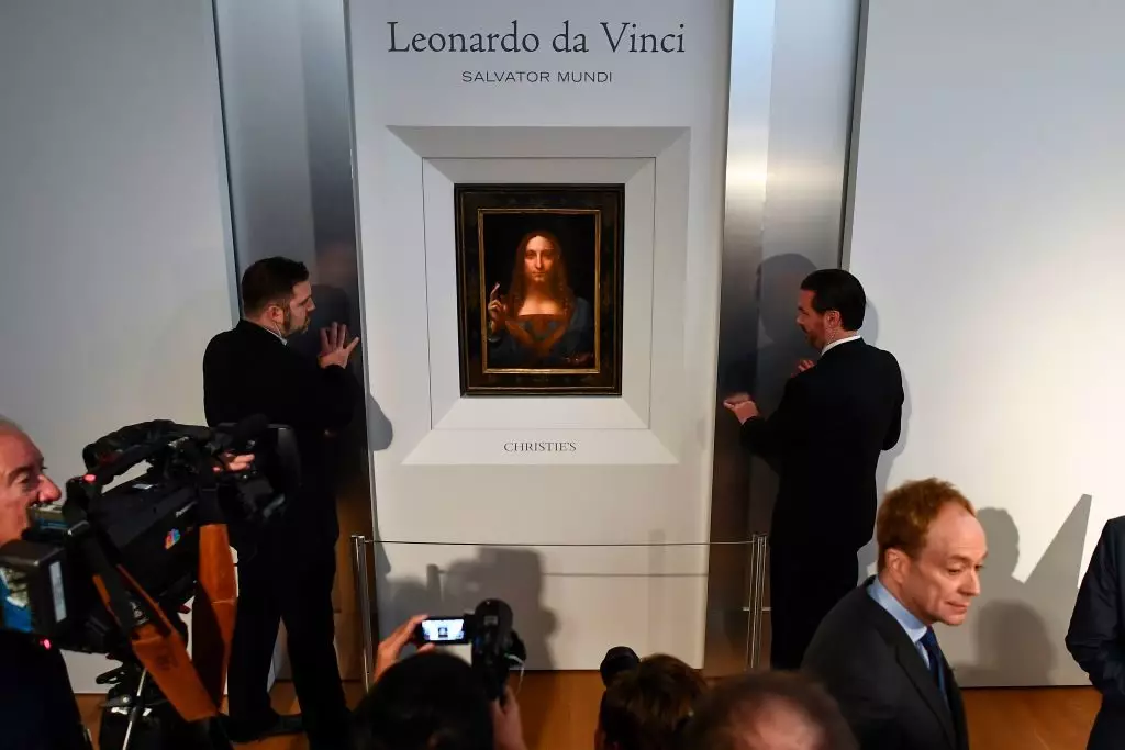 Anggota keselamatan berdiri di sebelah Leonardo da Vinci