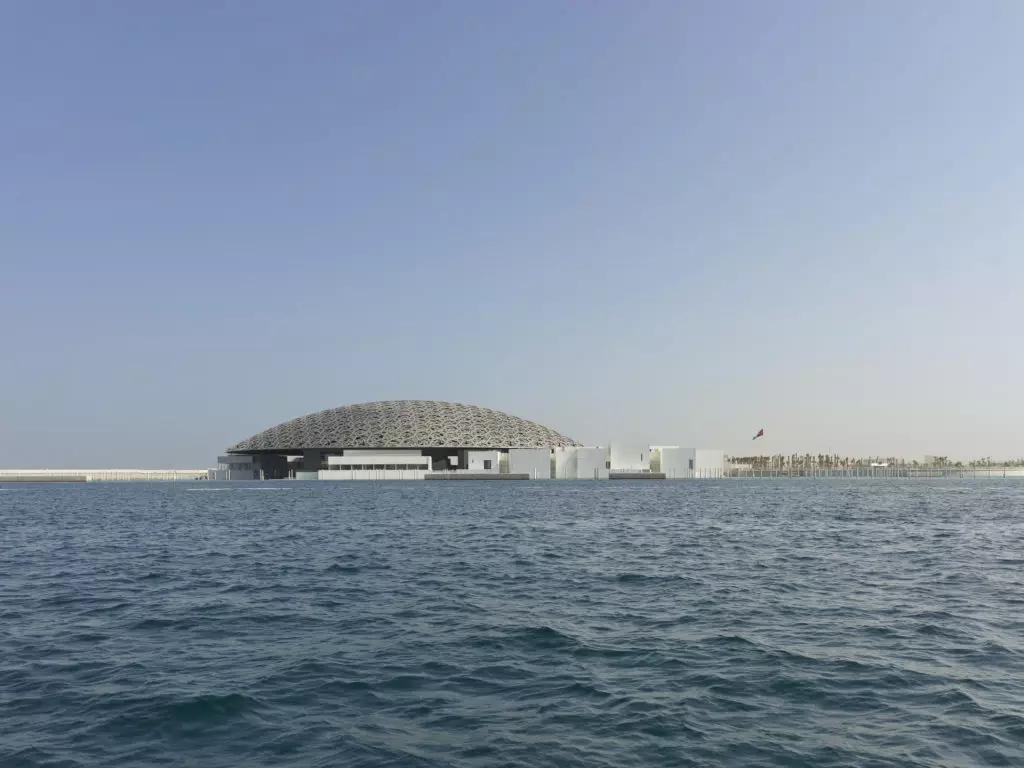 Vista exterior do Louvre Abu Dhabi, (2017). © Louvre Abu Dhabi. Foto de Roland Halbe.