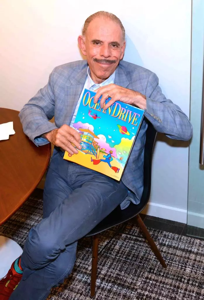 Peter Max jiżvela l-qoxra tar-rivista Ocean Drive f'Hyde Midtown fis-27 ta' Ġunju 2014 f'Miami, Florida. Ritratt ta' Manny Hernandez/Getty Images.