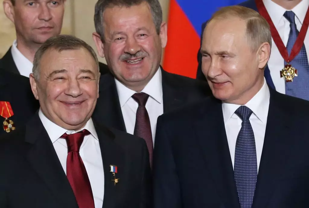 Venäjän presidentti Vladimir Putin (oikealla) katselee miljardööri ja liikemies Arkady Rotenbergiä palkintoseremoniassa Sevastopolissa, Krimillä, Ukrainassa, 18. maaliskuuta 2020. Kuva Mikhail Svetlov/Getty Images.