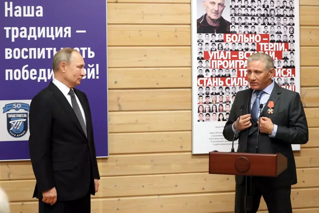 Rysslands president Vladimir Putin (till vänster) och Boris Rotenberg, som tilldelades Alexander Nevsky-orden, under en ceremoni för att dela ut statliga utmärkelser i judoklubben Turbostroitel. Mikhail Tereshchenko/TASS Foto av Mikhail TereshchenkoTASS via Getty Images.